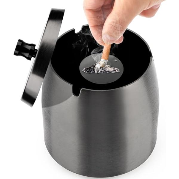 【高品質の固体ステンレス鋼】灰皿は非常に強く、厚いステンレス鋼でできています。大容量で、煙や灰が風で吹き出すのを防ぐことができ、独自のカバーが付いています。使用しない場合は、カバーを覆って臭いや煙の拡散を防ぎ、非喫煙者の世話もできます。【実...