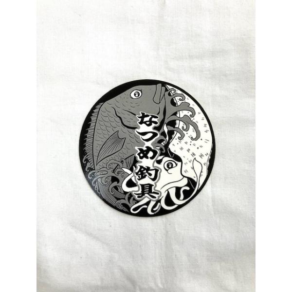 なつめ釣具を象徴するスミイカと黒鯛が描かれたステッカーです！！約9ｃｍの丸型ステッカーになります！！