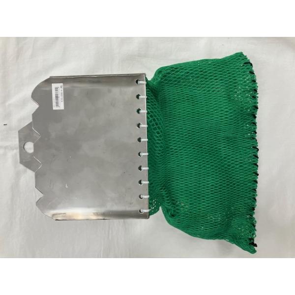 堤防についてる餌が全てとれるすぐれもの！他にφ15ｍｍ以上のロープ15ｍとカラビナをご用意下さい。【仕様】■横20ｃｍ/高さ（前）13ｃｍ/奥行き12ｃｍ■素材/2ｍｍステンレス/底パイレン2重式