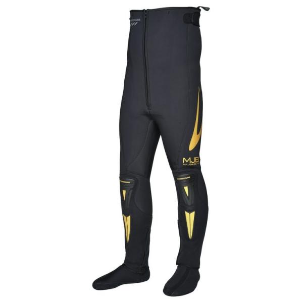 ・生産工場にある最上級生地を採用・非常に優れたストレッチ性が魅力・少し膝を曲げたニュートラルポジション採用の3D立体裁断でずり下がりも軽減・防水加工したシングルファスナー採用で脱ぎ履き楽々・すね当て部に高圧縮クロロプレン材を内蔵・胸部の隙間...