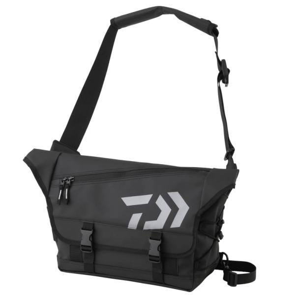 ダイワ DAIWA グローブライド メッセンジャーバッグ(D) MESSENGER BAG(D) / バッグ タックルバッグ機能性、大容量を兼ね備えたメッセンジャータイプ。前面フラップを開けなくても内容が取り出しやすい背面ファスナーを備えた...