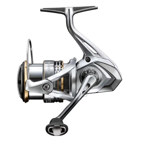 シマノ 23 セドナ 2500S (スピニングリール)■品番：2500S■ギア比：5■実用ドラグ力(Kg)：2.5■最大ドラグ力(Kg)：4■自重(g)：240■スプール径(mm)/ストローク(mm)：46.5/14.5■糸巻量ナイロン(号...