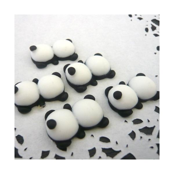 キュートなパンダのミニチュアパーツです。コロンとしたフォルムの立体的なパンダでうつぶせ姿がとってもキュート☆１個あたり24円の10個セットです。こちらの商品は品質は一定ではありません。色ムラ・汚れ・傷・ペイントずれなどがありますのでご了承下...