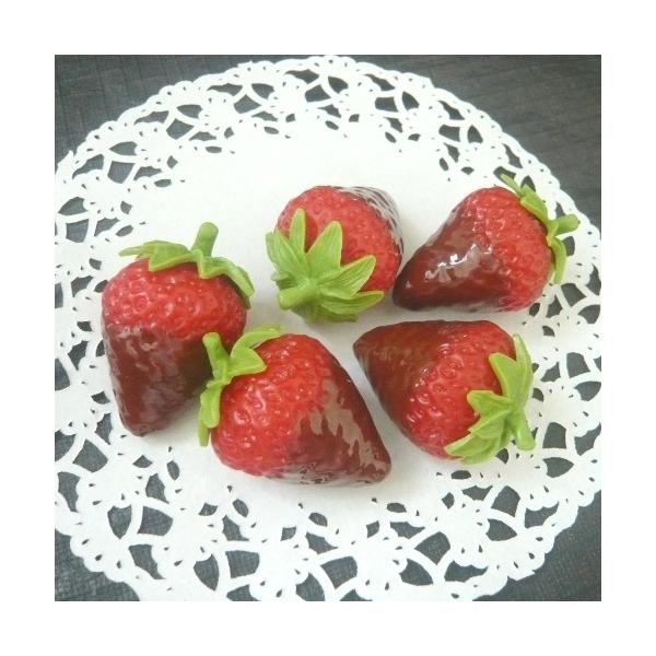 超リアル☆実物サイズのイチゴチョコのイミテーションスイーツです。食品サンプル・インテリア・各種作品製作の材料等にお使い頂けます。こちらの商品は品質は一定ではありません。若干の色ムラ・汚れ・傷がありますのでご了承下さい。素材・成分：プラスチッ...