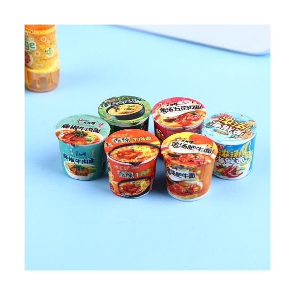 リアルなミニチュアカップ麺です。中国語デザイン。異なる６種類のデザインです。こちらの商品は品質は一定ではありません。ラベルの浮き・ずれ・剥がれ、バリ・汚れ・傷等がありますのでご了承下さい。素材・成分：プラスチックSIZE:約直径20mm×H...