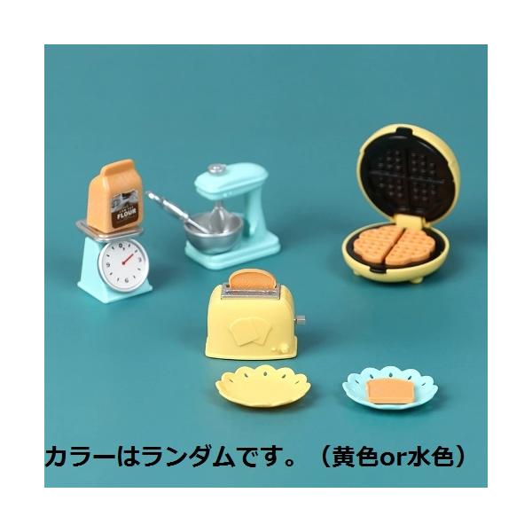 1/12スケールのミニチュアキッチンセット。プラモデルキットになっていて、組み立て式となります。シール付属。黄色と水色のカラーはランダムで画像のとおりとは限りません。ブレンダー、トースター、スケール、ワッフルメーカー、お皿２枚に、それぞれ小...