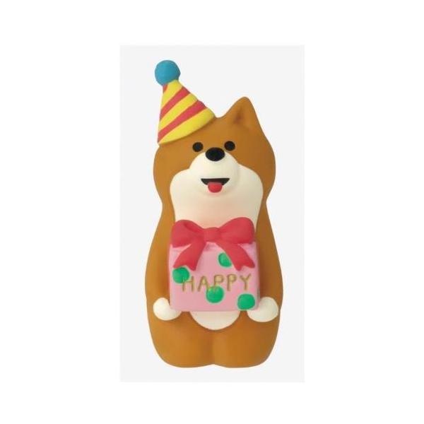 concombre15周年記念。まったりマスコット15周年お誕生日ありがとう。お誕生日の椅子に座ればあなたが主役！ケーキを囲んでお祝いしましょう♪ミニチュアマスコットのおめでとうプレゼントわんこです。早くプレゼントを渡したくて笑顔でそわそわ...