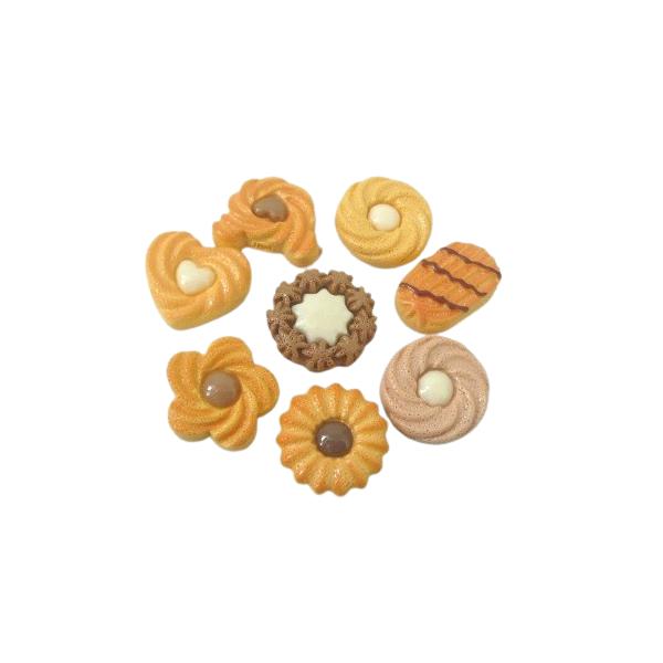 本物のビスケットがそのままミニチュアになったようなキュートなビスケットデコパーツが登場♪様々な形のビスケットにチョコクリームなどをあしらった約６〜８種類アソートセットとなります。種類はランダムアソートセットとなります。（種類毎の入数は均一で...
