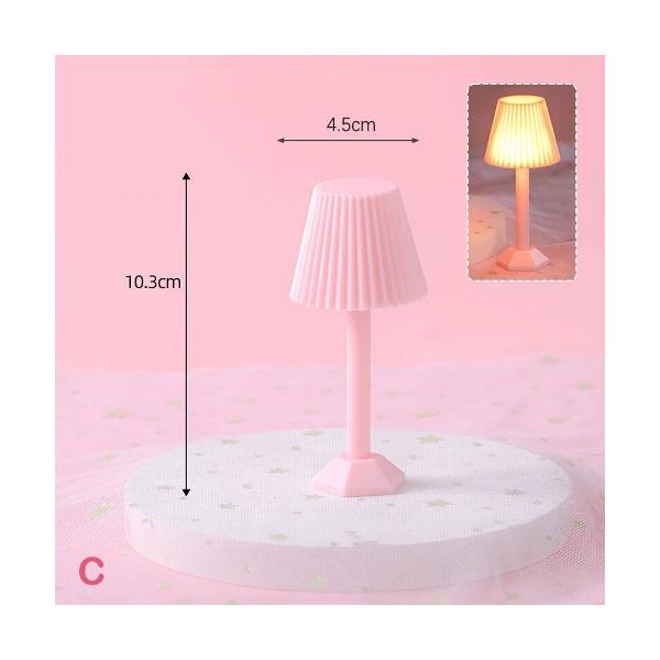 実際に点灯する、ミニチュアインテリアライトです。ボタン電池３個使用。シェード下のスイッチでON/OFF可能。テスト電池付属※テスト用の為お届け時電池が切れている場合もございますのでご了承ください。使用電池R41。素材・成分：プラスチックSI...