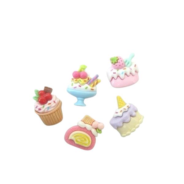 デフォルメデザインと立体的な造形がポップでキュートなスイーツミニチュアパーツが登場♪ケーキ・ロールケーキ・カップケーキ・パフェなどカラフルでとっても美味しそうなデザイン☆５種類アソートとなります。種類ごとの入数は偏りがあります。均一ではあり...