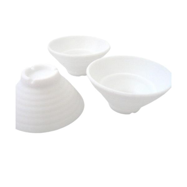 ミニチュアのどんぶりです。やや大きめの直径52mmサイズ。白無地のシンプルでカスタマイズしやすい器です。そのまま使用しても◎１個あたり63円の5個セットとなります。※製造上、若干の欠けや傷汚れ・バリ等ある物が含まれる場合がございます。SIZ...