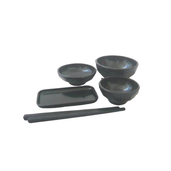 ミニミニサイズのミニチュア和食器セットが復刻登場！黒色和食器でミニチュアのお料理を邪魔せず盛り付ける事が出来ます。どんぶり大中小の３点に箸１膳、トレー１点の合計５点セットです。トレーは箸置きとして使えます。どんぶりの中サイズのみ浅い造りで、...