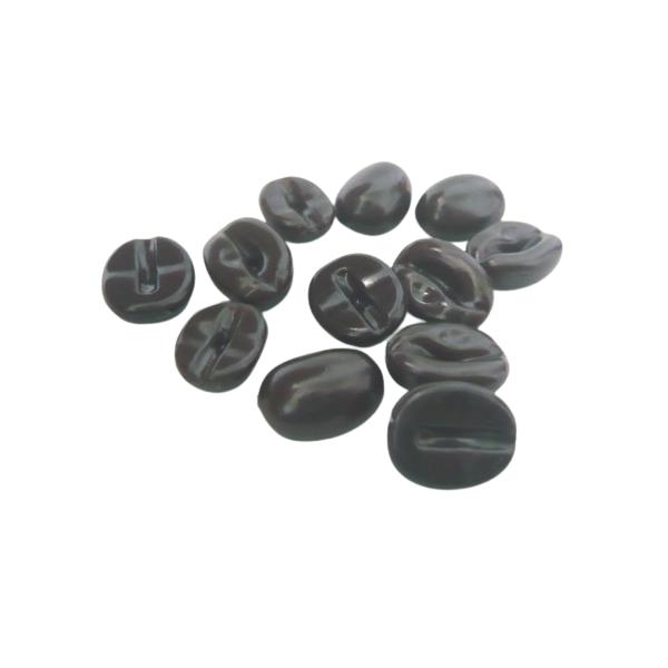 コーヒー豆のデコパーツ25個セットです。12mm×8mmサイズのミニチュアコーヒー豆。こちらの商品は品質は一定ではありません。成型によるバリ・汚れ・傷などがありますのでご了承下さい。１個あたり12円の25個セットです。素材・成分：プラスチッ...