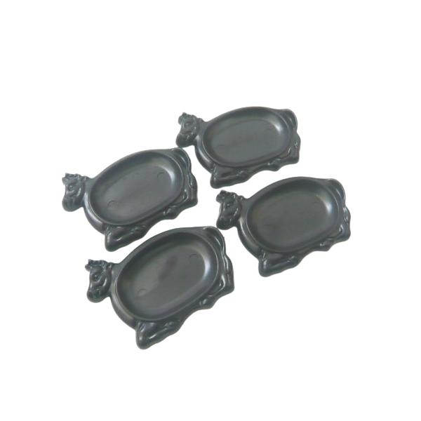 ミニチュアのステーキプレートです。ミニチュアステーキ皿にぴったりな牛をかたどったデザイン。軽量プラスチック製です。１個あたり67円の4個セットとなります。※製造上バリがあります。若干の傷汚れ等ある物が含まれる場合がございます。SIZE:約5...