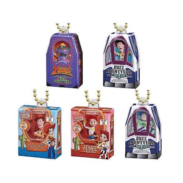 トイストーリーのおもちゃが入った劇中のパッケージを再現したミニチュアチャーム第二弾が登場！裏面までしっかりとデザインを再現。ボールチェーン付き。ザーグ、バズ・ライトイヤー、ウッディ、ジェシー、ウッディ（バズライトイヤーパッケージ）の全５種各...