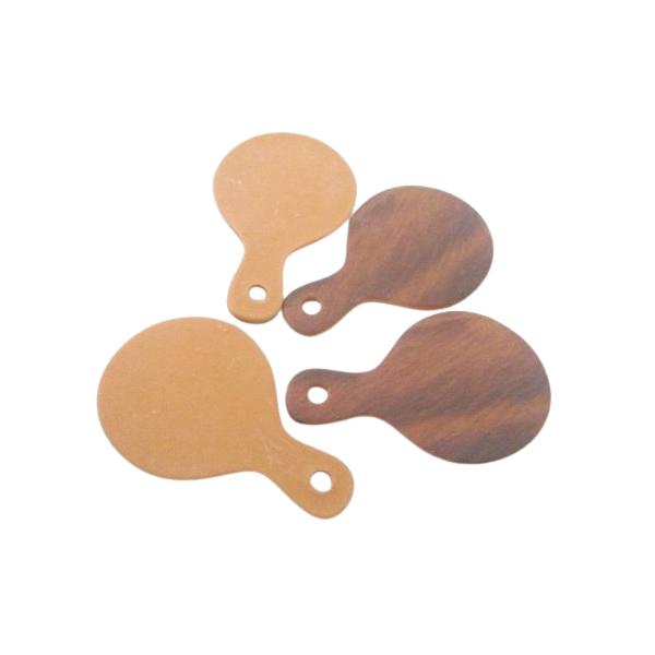 デコ・ミニチュア作品の製作にぴったりのカッティングボードです。ミニチュアインテリアにそのまま使用しても◎パンやピザなどを乗せるのにぴったりな木製風デザインのシンプルなカッティングボードです。（木製ではありません。プラ素材です。）大きめ全長5...