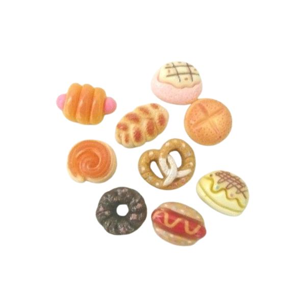 美味しそうなパン系のフードデコパーツアソートセットが登場。12mm前後のミニサイズの、ホットドッグ・プレッツェル・ドーナツなど美味しそうなパン系デコパーツです。種類はランダムアソートセットとなります。（画像は参考です。画像の種類が必ず含まれ...