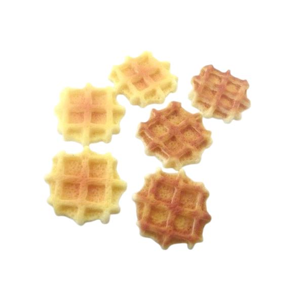 美味しそうなワッフルのミニチュアデコパーツが登場。焼き色でおおまかに２パターン種類がありますが、ランダムアソートとなります。１種類の焼き色のみの場合もございますのでご了承ください。１個あたり24円の10個セットです。SIZE:約25mm×2...