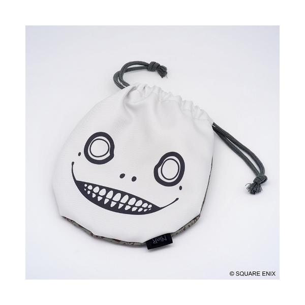 『NieR Replicant ver.1.22474487139...』より、エミールをモチーフにした巾着が登場。普段使いにちょうどいいサイズです。SIZE:約H195mmｘW180mm素材・成分：ポリエステル※お一人様２点までとなります...