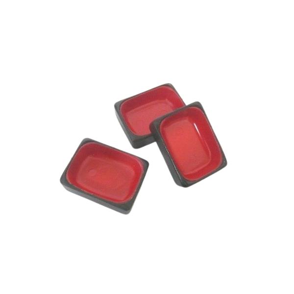 ミニチュアの和食器、厚みのあるしっかりとした箱型の入れ物です。蓋はありませんが、重箱やお弁当箱等の器にもぴったりなミニチュア食器。１個あたり85円の4個セットとなります。※製造上バリがあります。若干の傷汚れ等ありますのでご了承ください。SI...