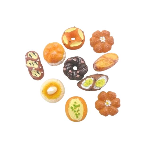 まるでパン屋さんに並んでいるような、バゲット・カンパーニュ・ドーナツなどの美味しそうなミニチュアデコパーツです。約１０種類アソートとなります。入り内容は均一ではありません。偏りがありますのでご了承ください。画像は参考となります。画像の種類全...