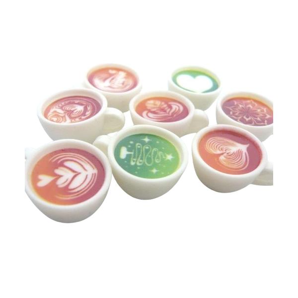 オシャレでキュートなラテアートがデザインされたミニチュアカフェラテが登場！デコパーツとしてはもちろん、ハンドメイド作品のアクセントや、そのまま飾ってミニチュアインテリアとして等、存在感のあるミニチュアパーツです。約６〜８種類のデザインアソー...