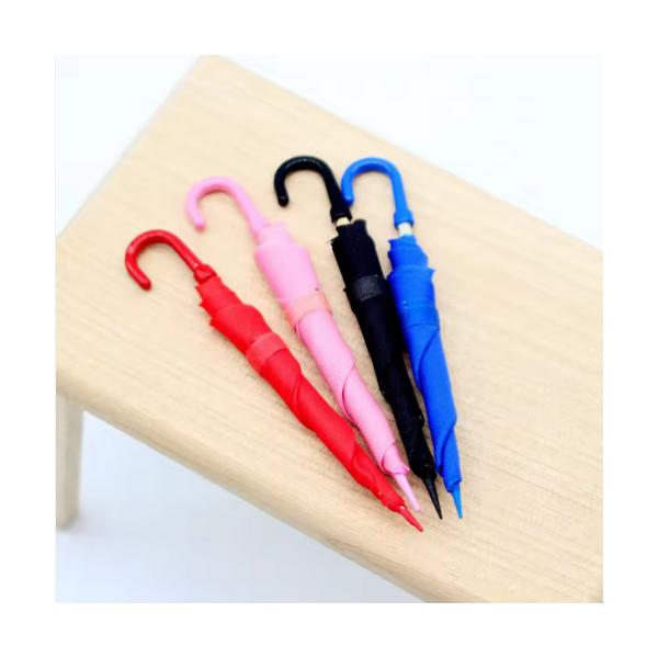 約12分の1スケールのカラフルな傘です。全4色からお選び下さい。ドールハウスサイズのミニチュア傘です。開くことは出来ません。ミニチュアインテリアにはもちろん、お気に入りの人形・マスコットのアクセサリー等にお使い下さい。素材・成分：プラスチッ...