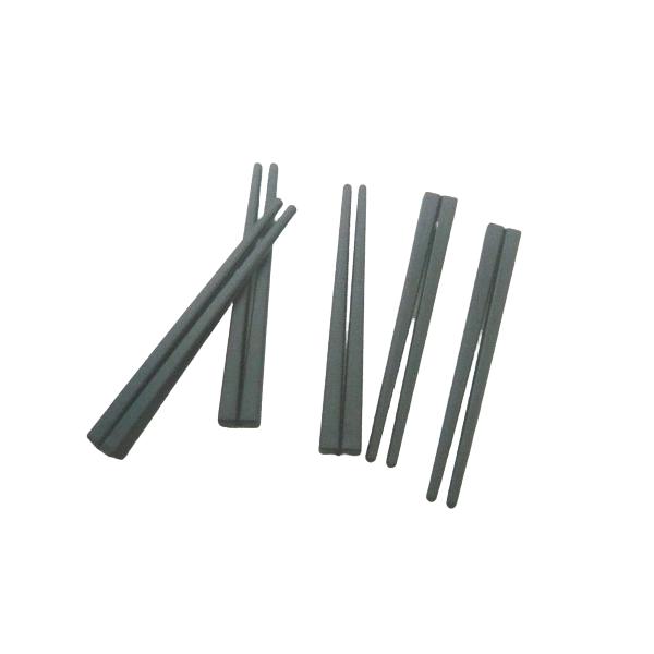 ミニサイズのお箸パーツに黒色が登場です。※２本１膳で一部接着されており１本１本バラバラにはなりません。やや大きめの50mmサイズです。１膳あたり23円の10膳セットとなります。※製造上、傷汚れ・バリ等ある物が含まれる場合がございます。SIZ...