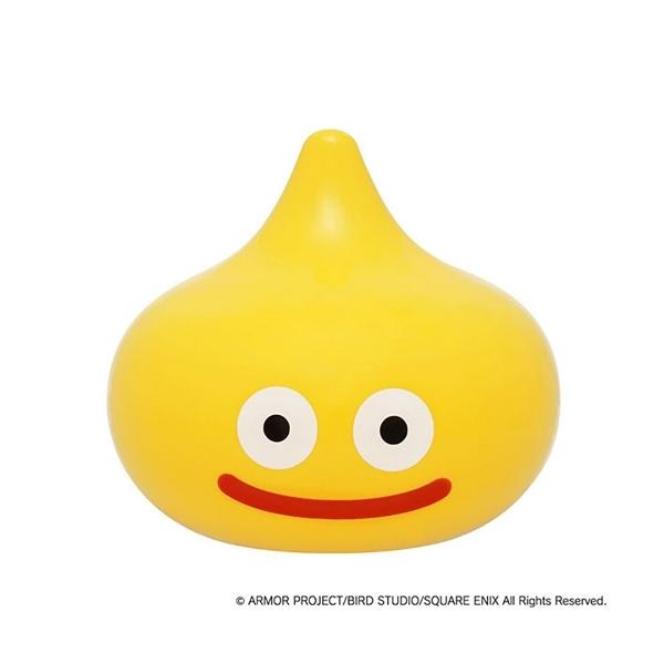 「ドラゴンクエスト」シリーズからレモンスライムのグッズが登場！レモンスライムの陶器貯金箱が登場！SIZE:約H110mm×W120mm×D120mm素材・成分：陶器※商品の不具合等はメーカーへお問い合わせ下さい。お一人様1点までとなります。...