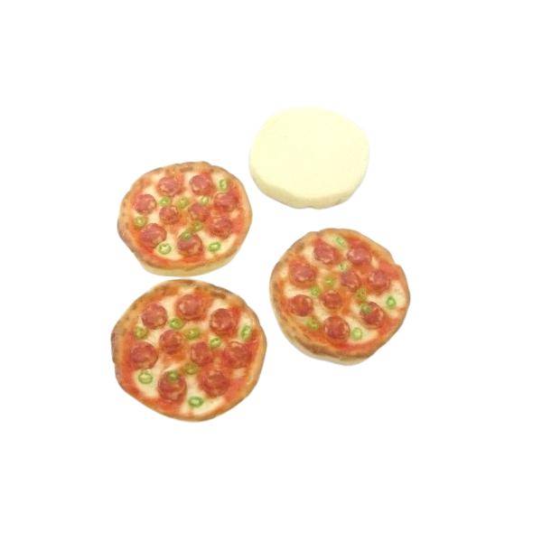 美味しそうなピザのミニチュアフードデコパーツです。焼き色とピザソースなどリアルなホールタイプのピザです。こちらの商品は品質は一定ではありません。ペイントずれ・汚れ・傷などがありますのでご了承下さい。１個あたり22円の10個セットです。素材・...