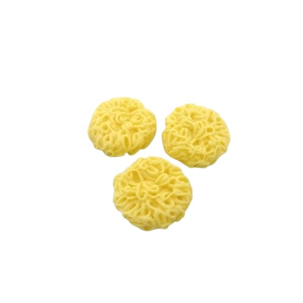インスタントラーメンの乾麺のような変わり種ミニチュアパーツが登場！丸形で底面はフラットになっています。こちらの商品は品質は一定ではありません。色ムラ・汚れ・傷等がありますのでご了承下さい。１個あたり26円の8個セットです。素材・成分：プラス...