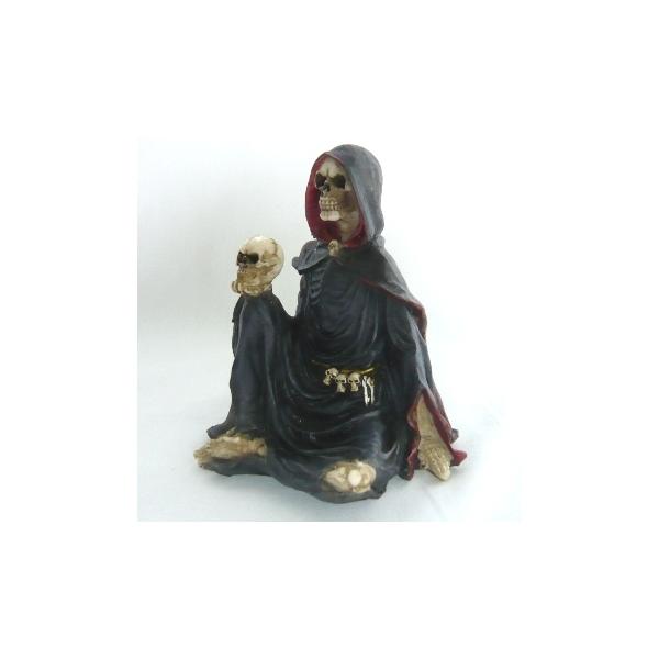 定価748円黒い衣装に身を包んだ、妖しげなスカルフィギュアです。ガイコツ好き必見のアイテム♪安価ながらも凝ったデザインで、細かい部分まで良く出来ています。SIZE:約90mm×80mm×H110mm素材・成分：レジン※製造上擦り傷・汚れ・ペ...