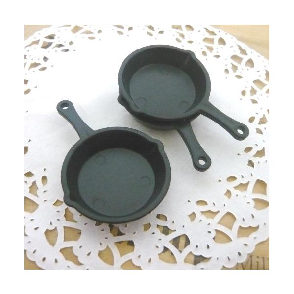 デコ素材のミニチュアプラ食器にフライパンが登場！入荷ロットにより色合い等異なりますのでご了承ください。１個あたり54円の４個セットとなります。黒一色のシンプルなデザイン。そのままミニチュアフードなどを乗せて可愛く使えちゃいます。持ち手部分に...