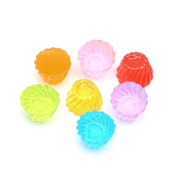 半透明タイプのカラーゼリーのデコパーツです。上部がハート型のキュートなデザインです。約４〜６色のアソートとなります。（※画像は参考となります。入り内容はロットごとに異なる場合がございます。画像の種類が保障されるものではありません。画像以外の...