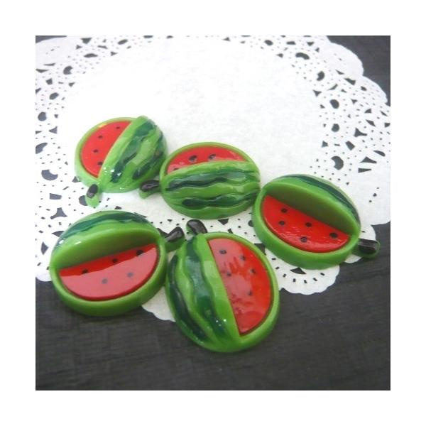半立体に特徴的なカットデザインがされたスイカデコパーツが登場！１個あたり34円の8個セットです。SIZE:約24mm×31mm×H9mm素材・成分：プラスチックこちらの商品は品質は一定ではありません。傷・汚れ・プリントずれや個体差等がござい...