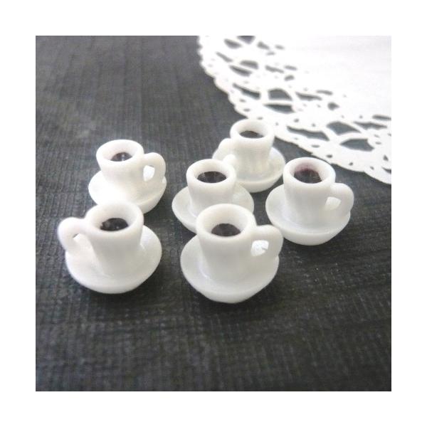 白いカップ＆ソーサーにコーヒーが注がれたデザインのシンプルなデコパーツが登場！１個あたり23円のお得な20個セットです！SIZE:約13mm×13mm×H10mm素材・成分：プラスチックこちらの商品は品質は一定ではありません。傷・汚れ・プリ...