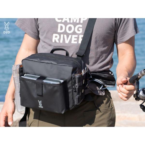 カラー ブラックサイズ （約）W31×D16×H21cm総重量 （約）410g材質 外生地：ポリエステル（ラミネートPVC）内生地：210Dポリエステル（PUコーティング）中敷：EPE発泡剤セット内容 製品本体、ベルト（本体取付済み）その他...