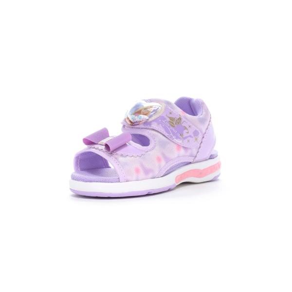 ディズニー プリンセスのLEDを内蔵したキッズサンダルです。履き口が大きく開くので、お子様でも楽に脱ぎ履きができるバンドタイプです。甲バンドのクリアドームにシャカシャカパーツが入った、おもちゃ感覚の楽しい一足です。振動によってソールの踵が光...