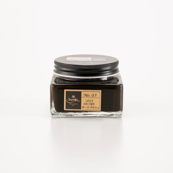 サフィールノワール クレム1925は、厳選した高級ビーズワックスやカルナバワックス、シアバターなどで構成されたツヤ革靴専用の最高級クリームです。【サフィール/SAPHIR】【カラーバリエーション】ダークブラウン(05ダークブラウン)【主成分...