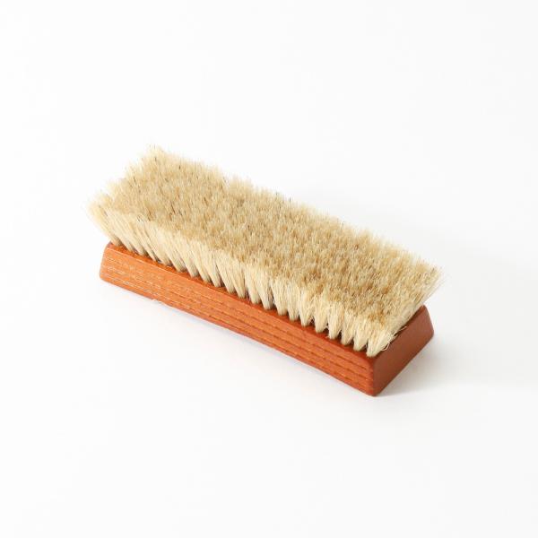 ●梯形で、スタイリッシュなデザインの豚毛100％ブラシです。●腰のある豚毛を高密度に配置。●皮革をマッサージしながら、クリームを馴染ませていくブラッシングに最適です。●色移りを防ぐため、使用するカラーごとにブラシを変えることをお勧めします。...