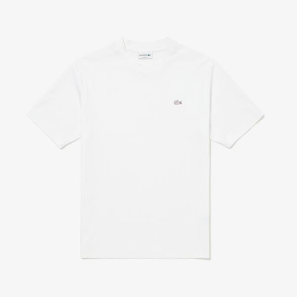 ラコステ伝統のクラシックフィットシルエットで仕立てた、定番のクルーネックTシャツ。左胸には、アウトラインだけに配色を残した、ボディと同色のクロックエンブレムを配置。例年に比べてヘビーオンスのボディでアップデートした、エッセンシャルな1枚です...