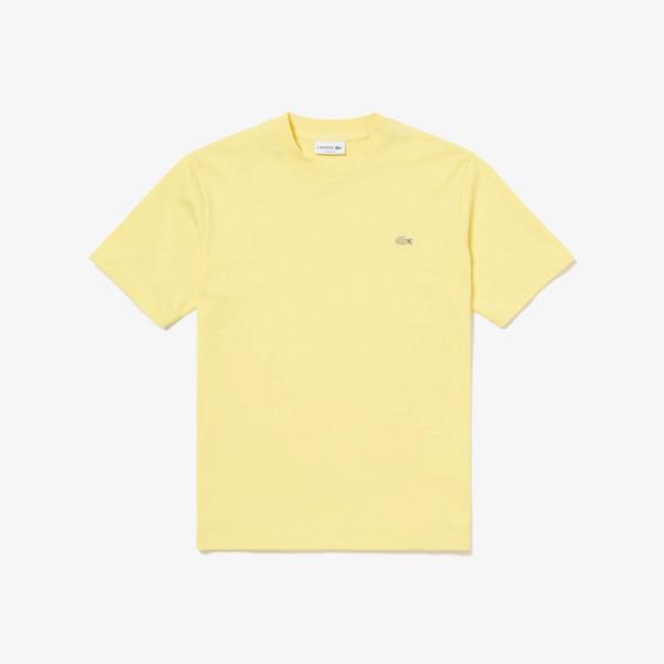 ラコステ伝統のクラシックフィットシルエットで仕立てた、定番のクルーネックTシャツ。左胸には、アウトラインだけに配色を残した、ボディと同色のクロックエンブレムを配置。例年に比べてヘビーオンスのボディでアップデートした、エッセンシャルな1枚です...