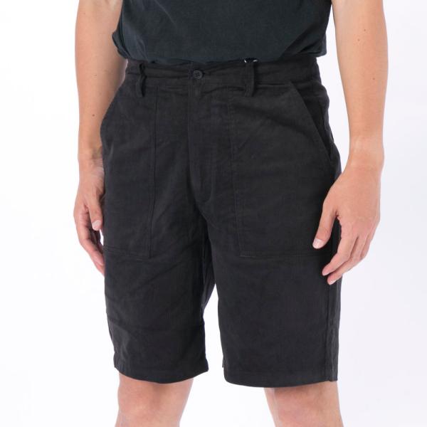 自由でお洒落、サンダルとの相性も抜群なコーデュロイパンツのご紹介です。夏でも涼しく着用出来るサマーコーデュロイを使用で、夏場でも快適な柔らかい履き心地を実現。スッキリとしたシルエットなのでサンダルはもちろん、スニーカーとも好相性のアイテムで...