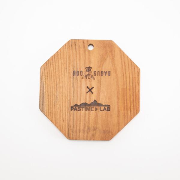 表と裏でデザインの違う木目がおしゃれな八角形の鍋敷きです。穴が空いているので、紐を通してフックに引っかけておくこともできます。インテリアとして置いても味のあるアイテムになっています。【バグズウッド/BAGUSWOOD】【カラーバリエーション...