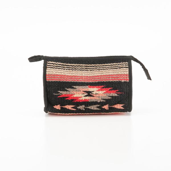 アメリカ・テキサス州、エルパソで1970年に創業の「El Paso Saddle Blanket（エルパソ・サドルブランケット）」手織りにこだわったリーズナブルなブランケットを提供し、色彩豊かなサウスウエスト・デザインを基調にアイテムにも広...