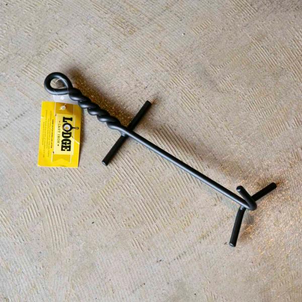 LODGE ロッジ リッドリフター A5は120年余りの歴史があるLODGE（ロッジ）社の蓋を持ち上げるための道具です。炭を乗せて熱くなった蓋を外したり、持ち上げて中身を確認する際に重宝します。※ご注意：下記の商品には対応しておりませんので...