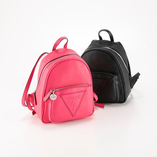 フロントポケットに施した大きなトライアングルモチーフが目を惹くバックパック。広めのマチ幅でたくさん収納することができ、複数のポケットを備えているのも便利なポイント。綺麗見えするサフィアーノ調素材を使用。日常使いからお出かけにと、様々なシーン...