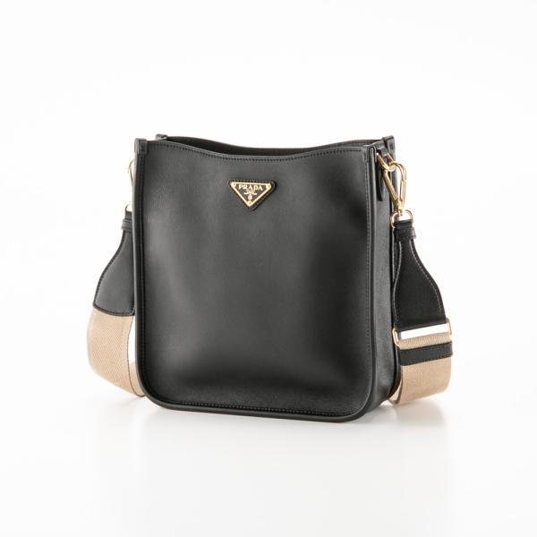 レザー素材にトライアングルロゴが施されたお洒落なショルダーバッグ。斜め掛けショルダータイプで、アクティブシーンにも最適です。【プラダ/PRADA】【カラーバリエーション】ブラック（F0ES7：NERO C）【サイズ】タテ約24cm　ヨコ約2...