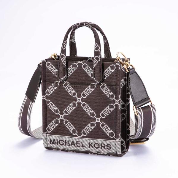 MKロゴをチェーン風にアレンジしたロゴチェーン柄が印象的な「GIGI」。本作は、縦型のXSクロスボディバッグ。フロントにはストライプデザインのブランドロゴを配置し、幅広のストラップを採用。コンパクトなルックスで、お手回り品などをすっきりとま...