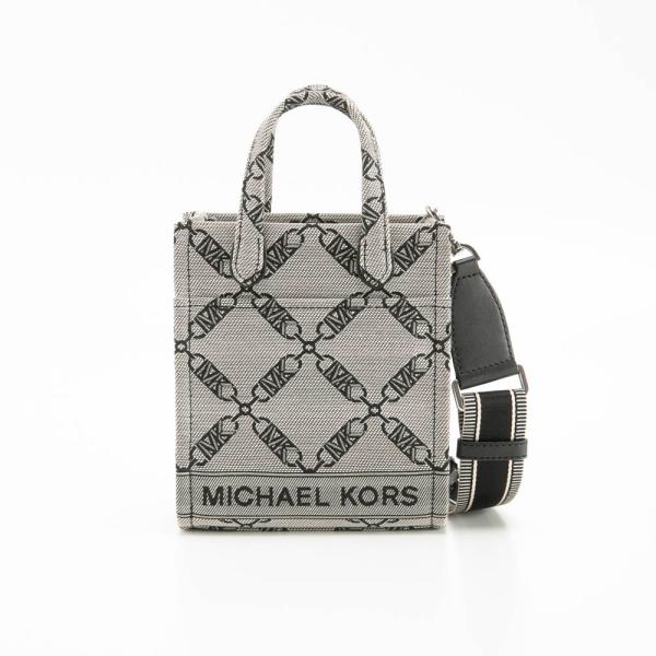 MKロゴをチェーン風にアレンジしたロゴチェーン柄が印象的な「GIGI」。本作は、縦型のXSクロスボディバッグ。フロントにはストライプデザインのブランドロゴを配置し、幅広のストラップを採用。コンパクトなルックスで、お手回り品などをすっきりとま...